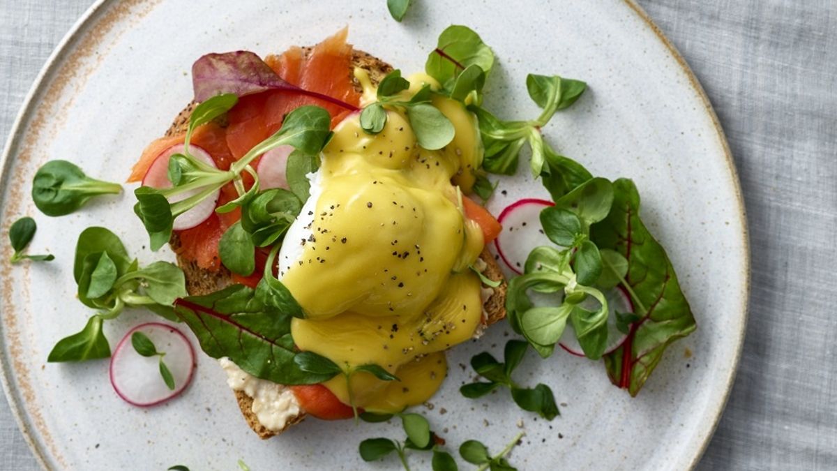 how to cook eggs royale