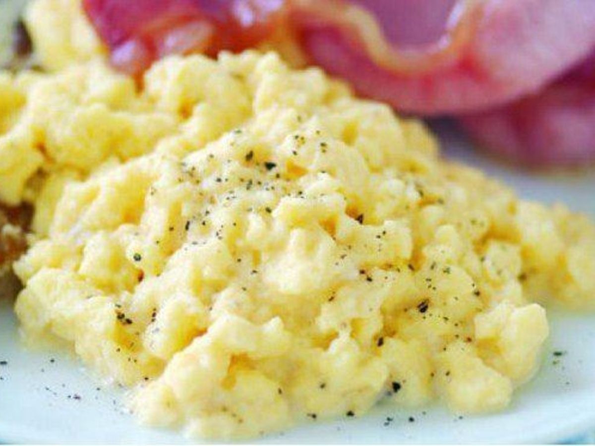 how to cook bacon and eggs in microwave